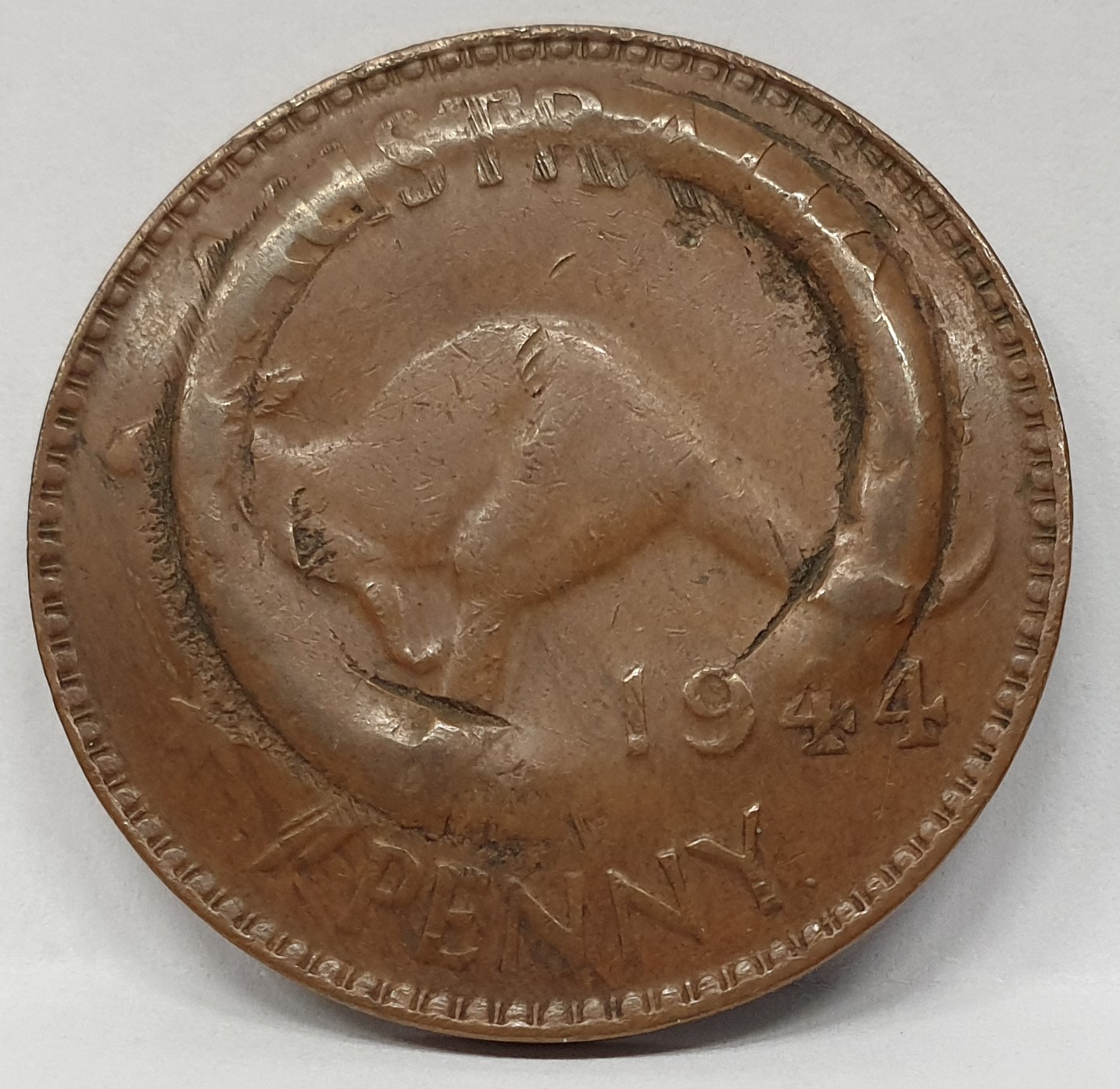 AUSTRALIA 1944 . PENNY . MAJOR ERROR . STAMPED WITH HALF PENNY