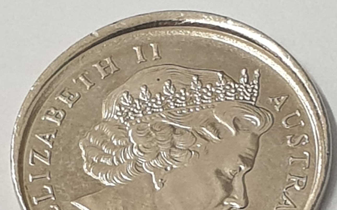 AUSTRALIA 2004 . FIVE CENTS COIN . ERROR . 10% OFF CENTRE MIS-STRIKE