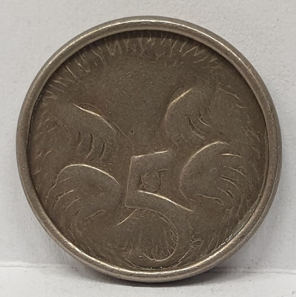 AUSTRALIA 1982 . FIVE CENTS COIN . ERROR . SMALLER FLAN